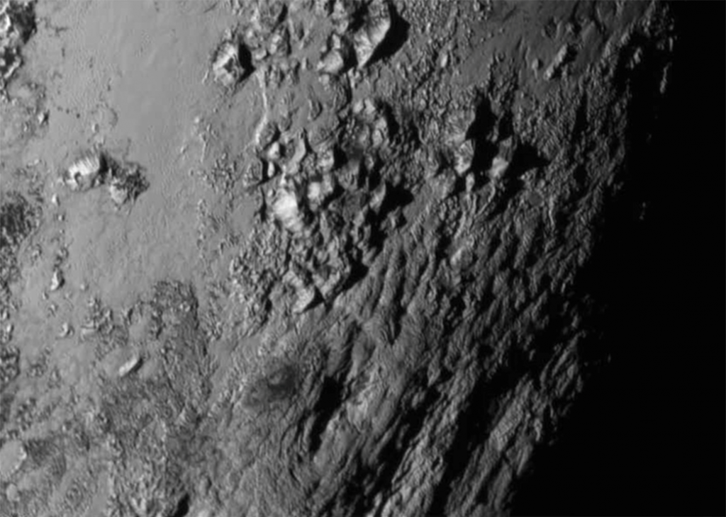 Les premières photos du survol de Pluton et Charon ont été dévoilées ...